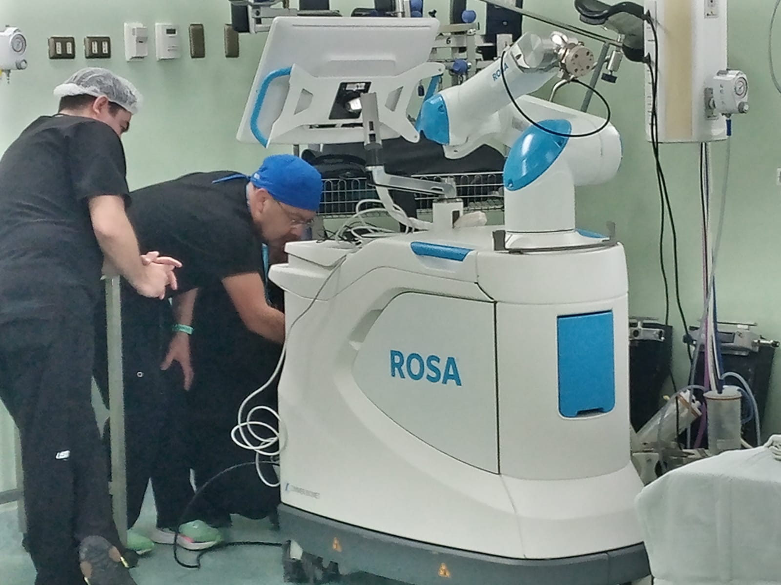 Primera cirugía de prótesis de Rodilla asistido por Robot ROSA en ...
